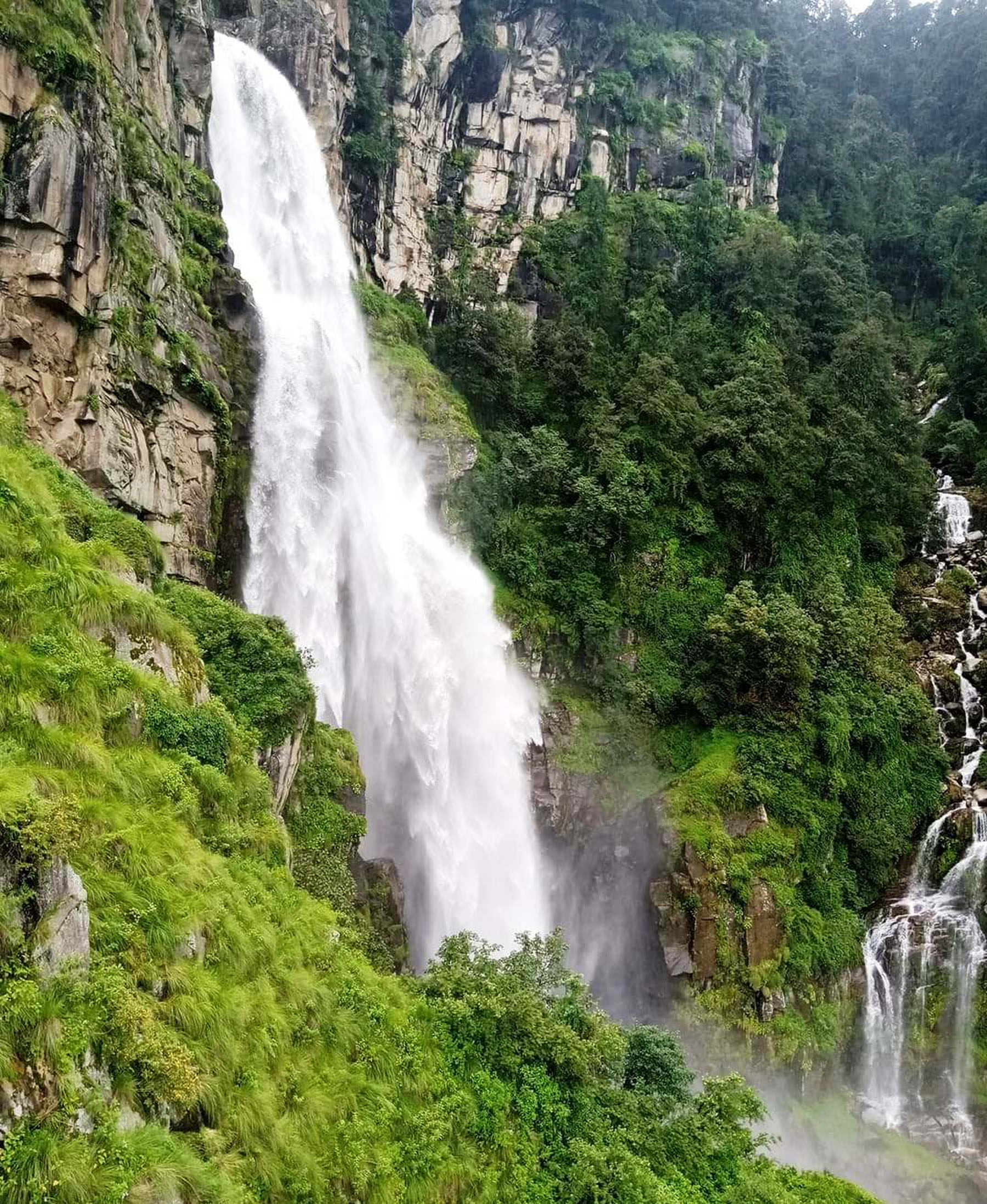 पर्यटकको आकर्षणको केन्द्र भेलछडा झरना | खबर कुञ्ज